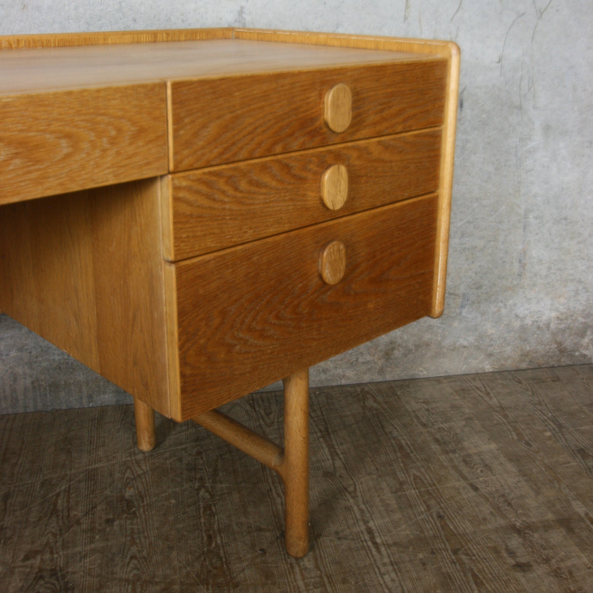 Mid Century Meredew Oak Desk / Dressing Table – Mustard Vintage
